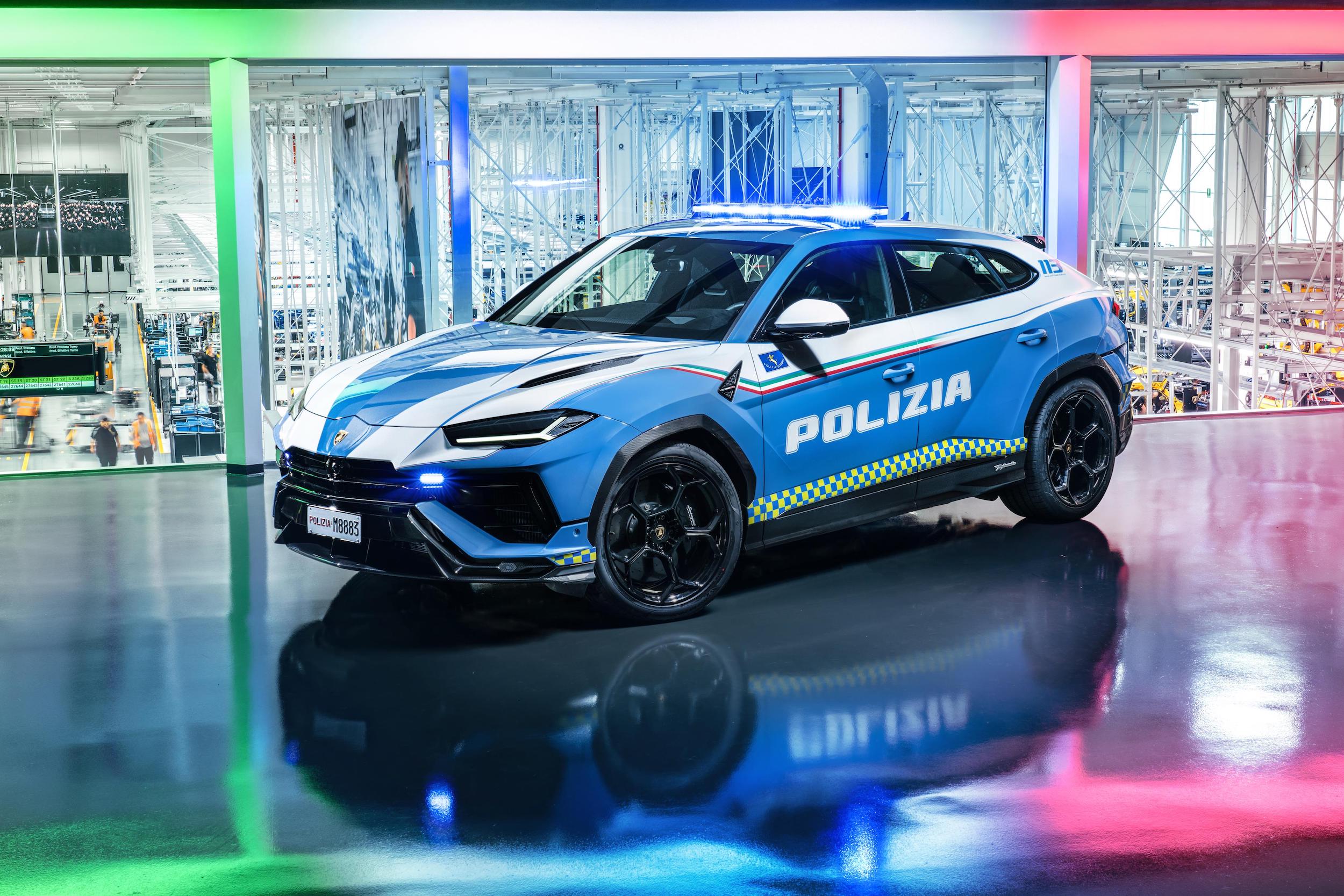 Polizei in Italien fährt neuerdings Lamborghini Urus Performante ...
