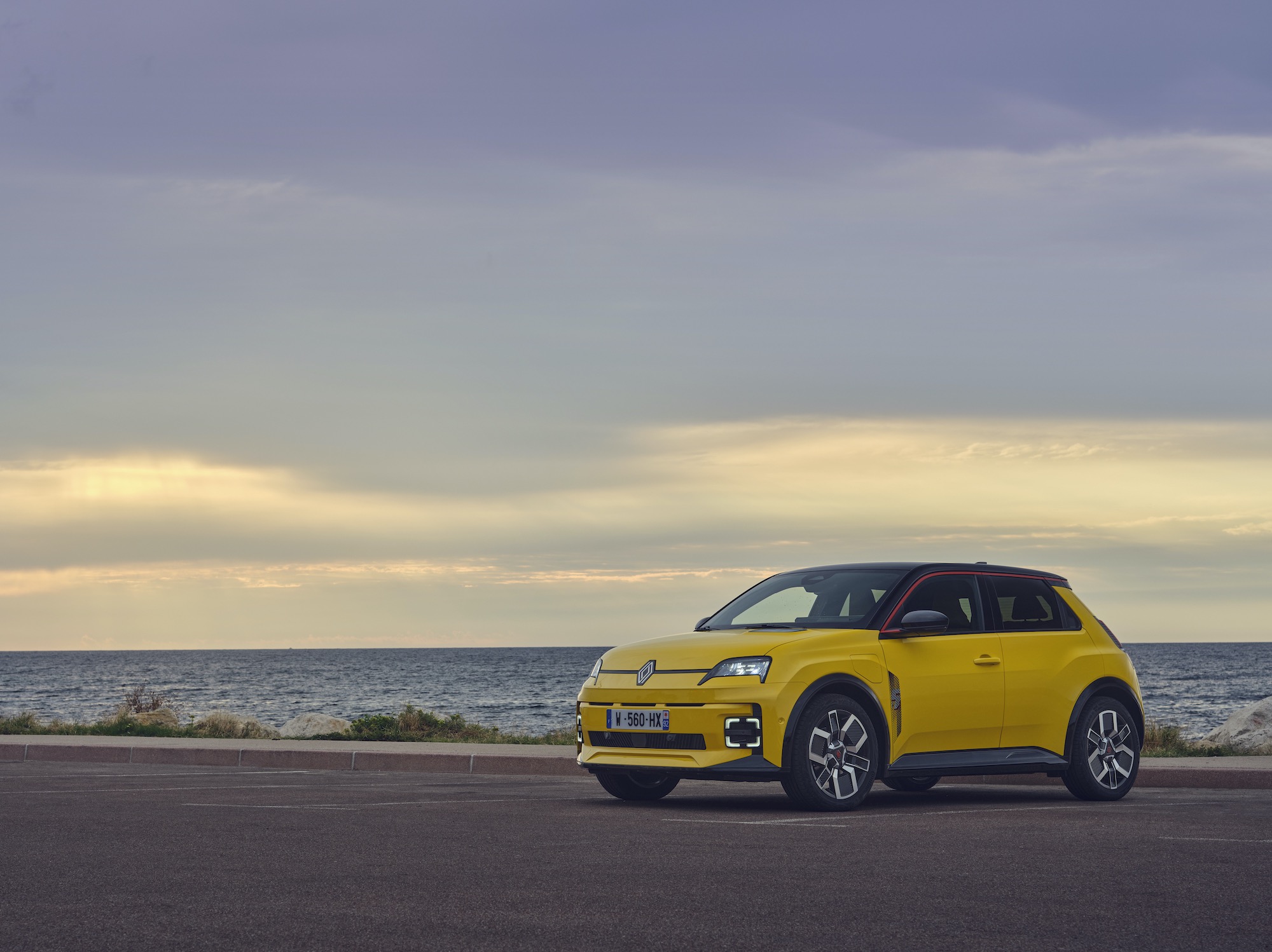 Der neue Renault 5 E-Tech fährt rein elektrisch - Proudmag.com
